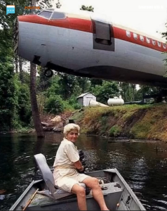 Woman Converts Boeing Aircraft into a Fully Equipped Living Space ...
